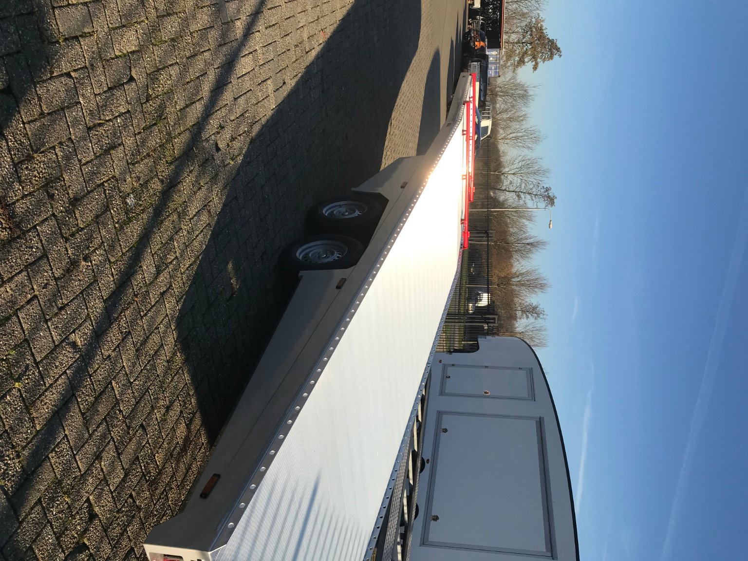 Car trailer 9 meter length behind Iveco 40C21 Automat - Fifth Wheel - EN